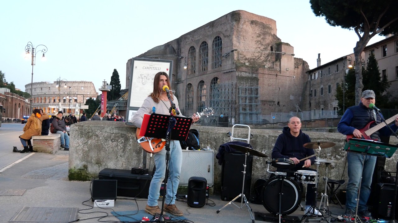 Artisti Di Strada - YouTube