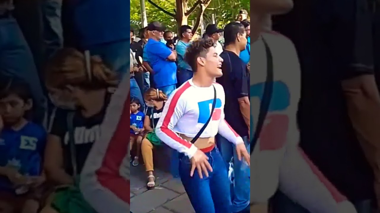 David La Loba Goza De La Cumbia En La Plaza Libertad. - YouTube
