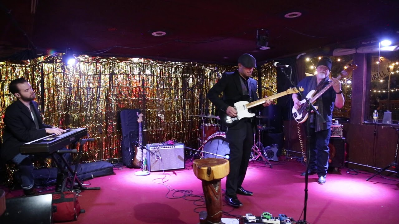 Jeremy Vasquez Mojo cover Live at Poodies - YouTube