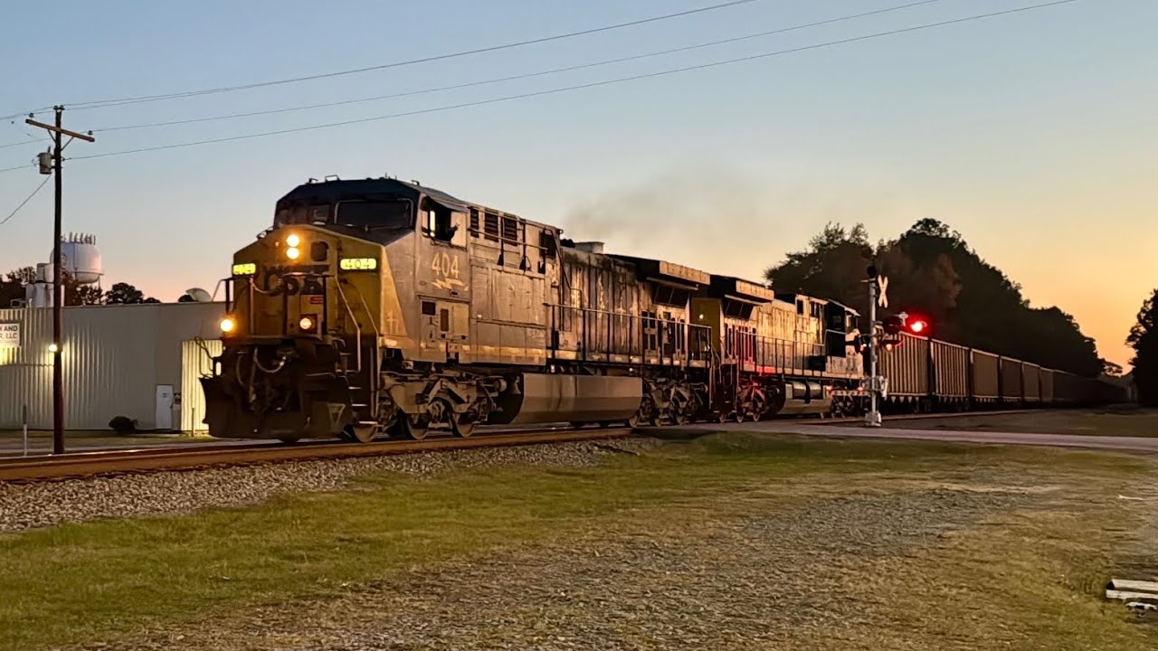 CSX 404 in YN2 Leads Empty Coal E345 North - YouTube