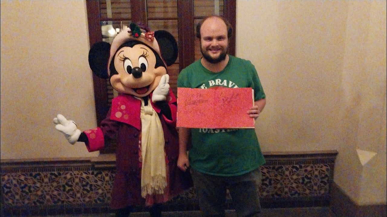Meeting Holiday Minnie Mouse (DCA) - YouTube