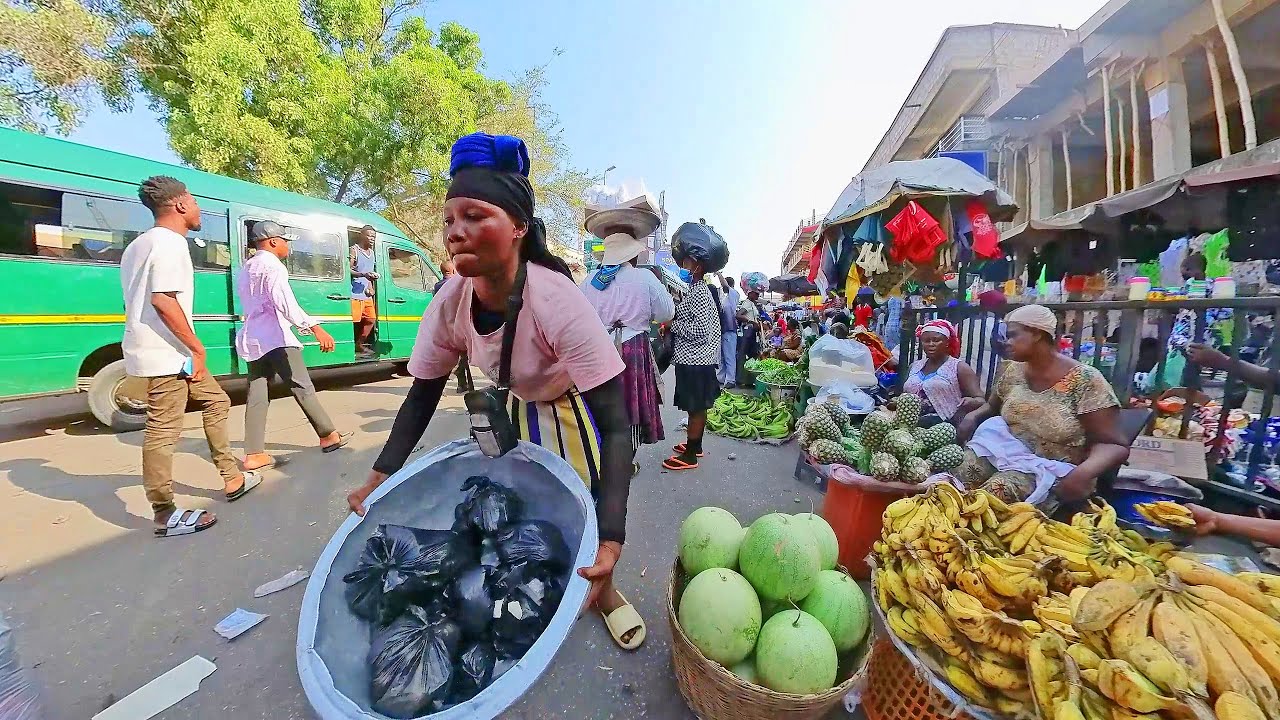 HIRING A YOUNG LADY TO CARRY MY GROCERIES IN GHANA MARKET, KAYAYOO ...