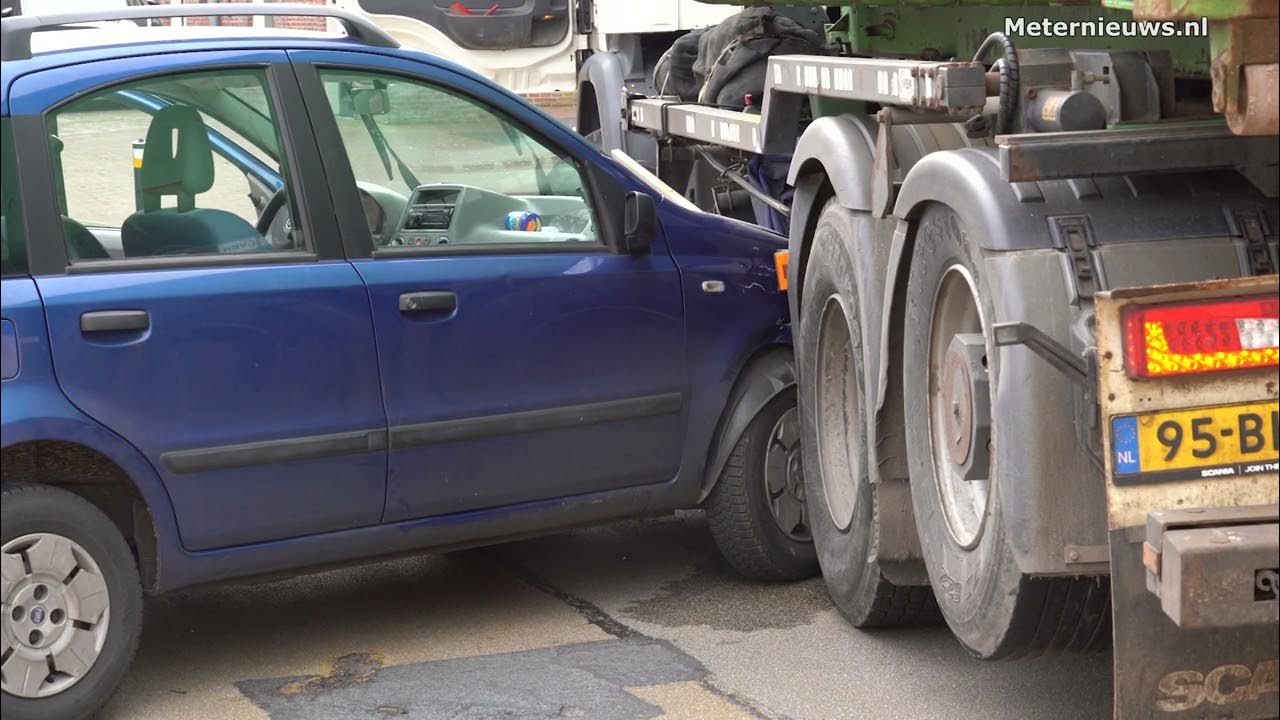 Auto botst tegen zijkant kerende vrachtwagen - YouTube