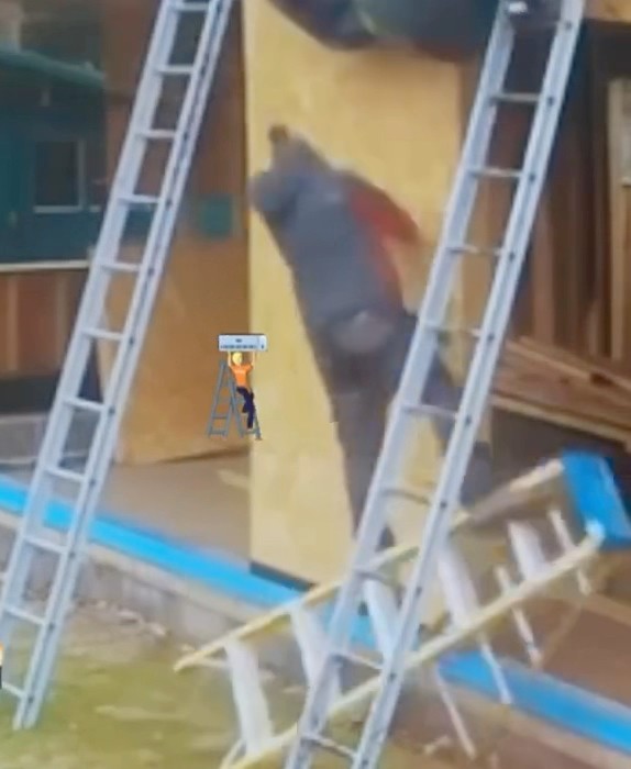 Quand l’apprenti veut aider avec son escabeau mais qu’il tombe et ...
