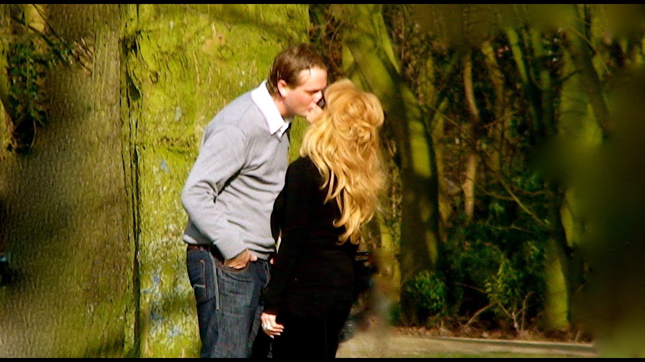 Toyboy Nicky van Dam zoent met Patricia Paay in het Vondelpark - YouTube
