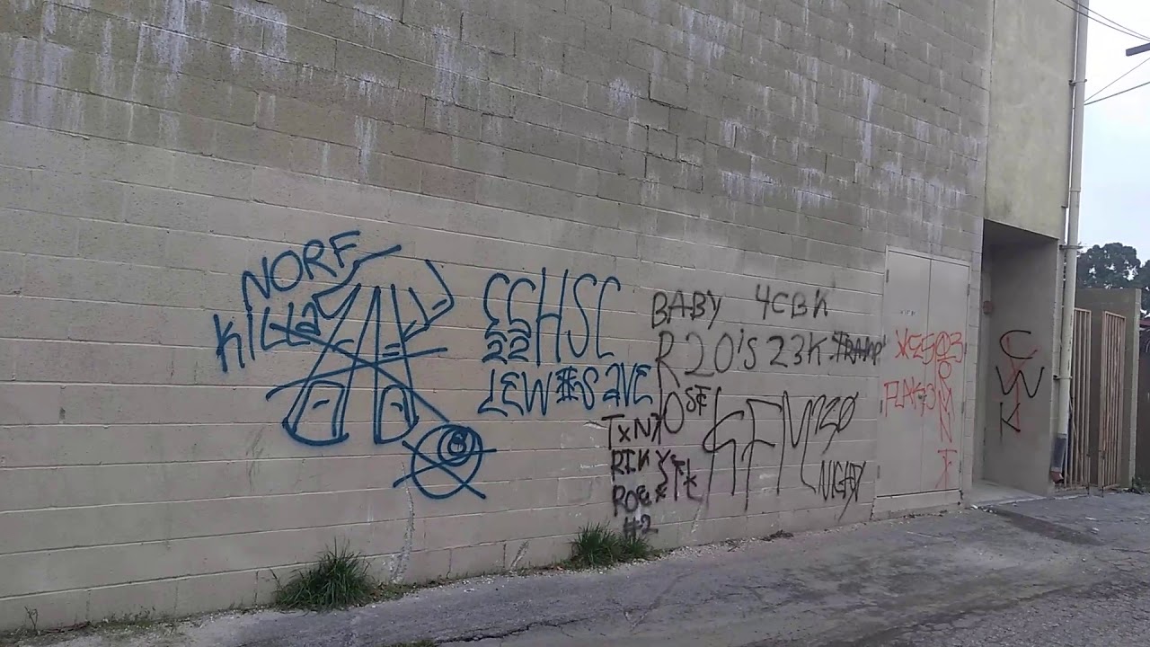 Gang graffiti in compton - YouTube