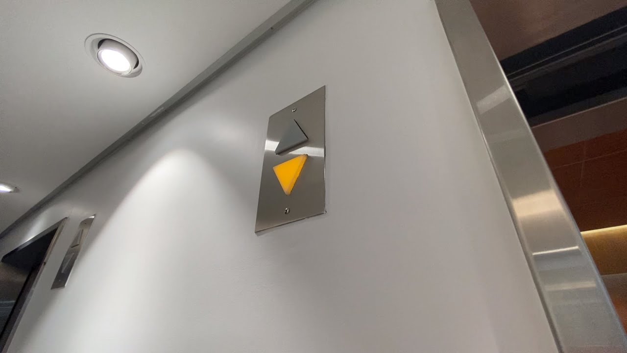 Original Lanterns Upstairs! | 1992 Lifts/Elevators (mod. KONE) @ SAP ...