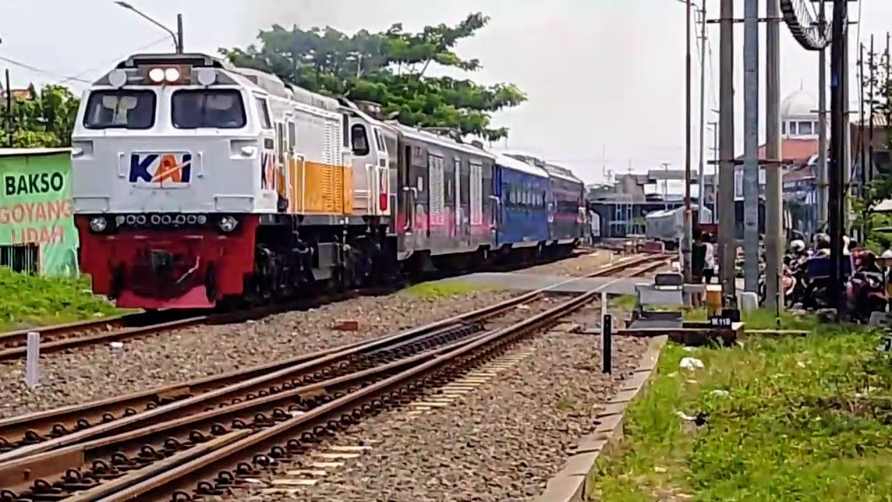 PALANG PINTU PERLINTASAN KERETA API JL EMPU TANTULAR SEMARANG - KA ...