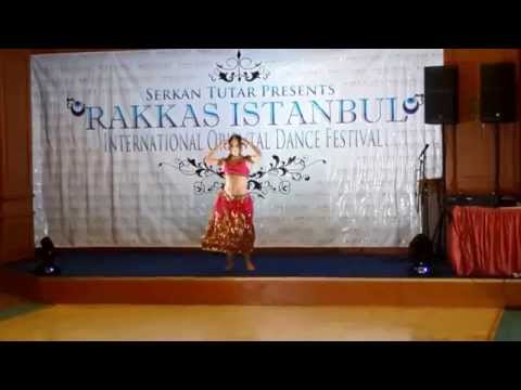 Alexandra Zervou performing ''Julmi re Julmi''