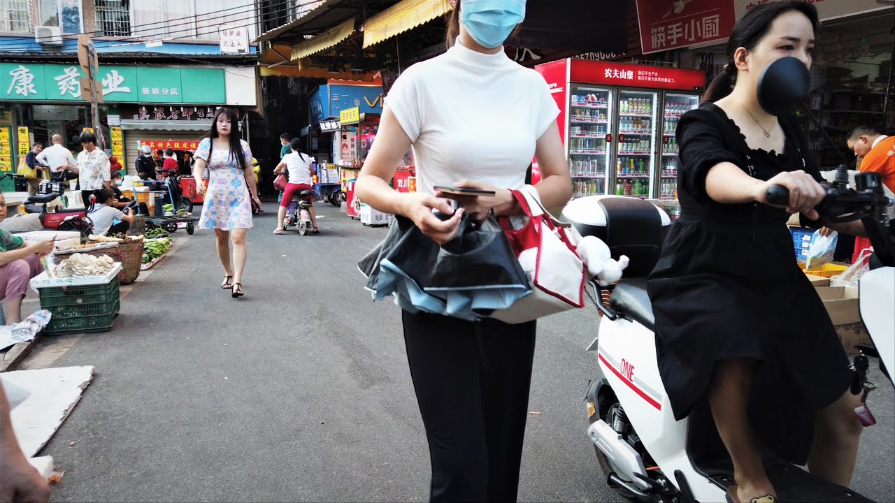 Walk through an urban village ，experience the real living conditions of ...