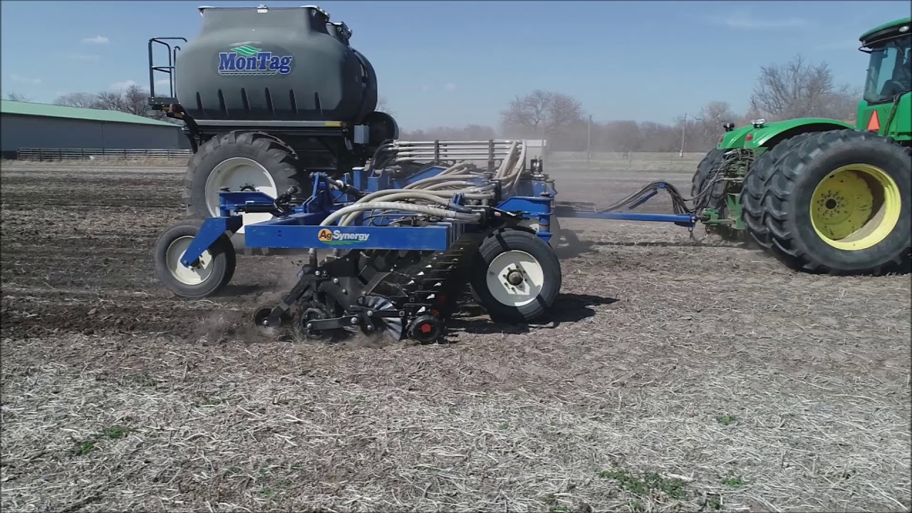Dry Fertilizer Application with AgSynergy Genesis RAZER Row Units - YouTube