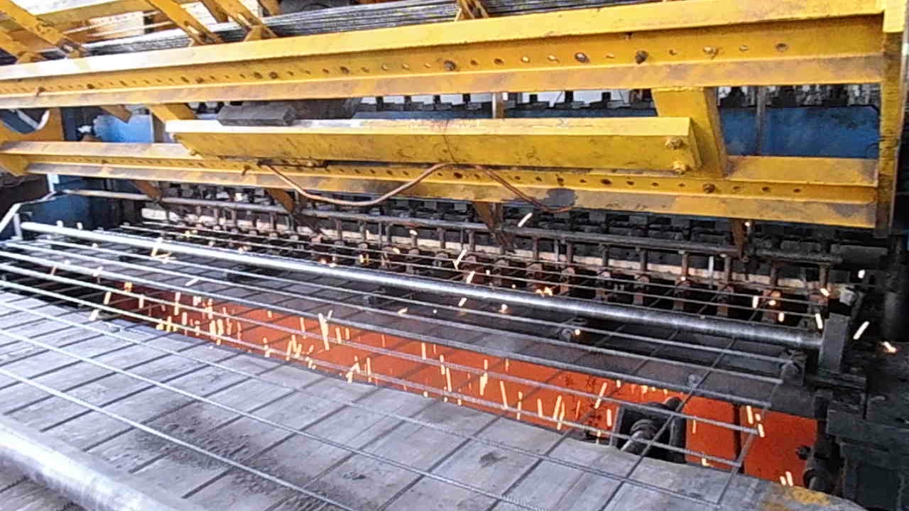 Semai automatic welded wire mesh machine - YouTube