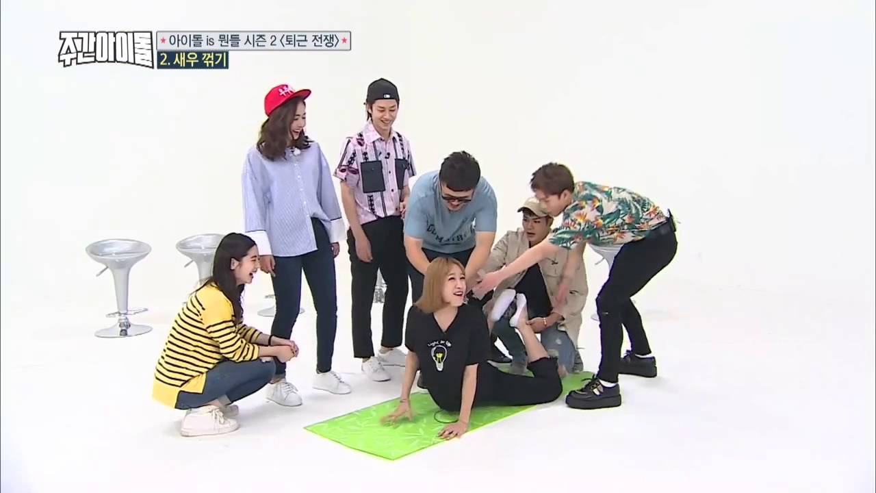 Weekly idol Dahyun vs Hani - YouTube