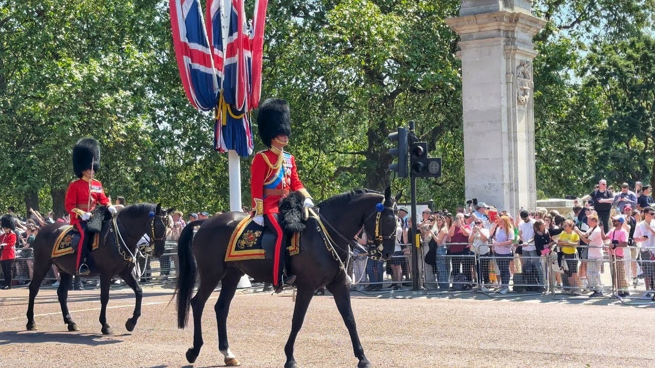 Cheers from Thousands Echo as Guards Parade Back to Buckingham in Regal ...