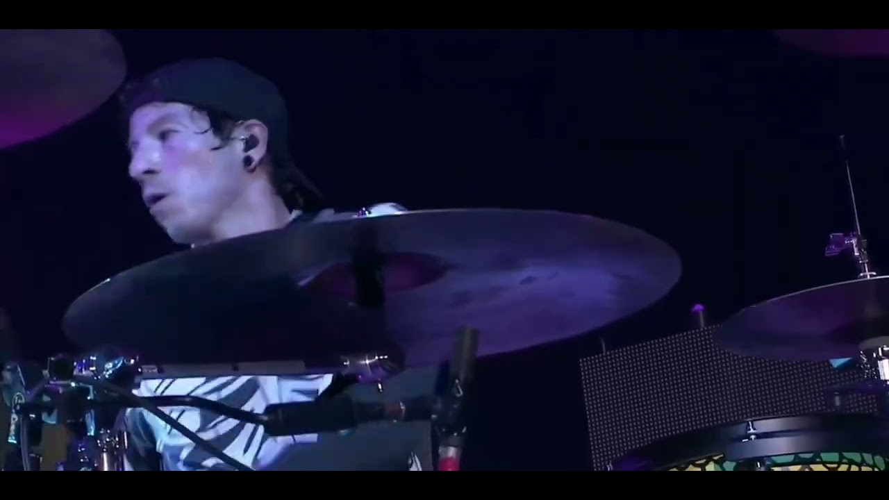 Twenty one pilots dance with Matthew Bellamy from Muse - YouTube