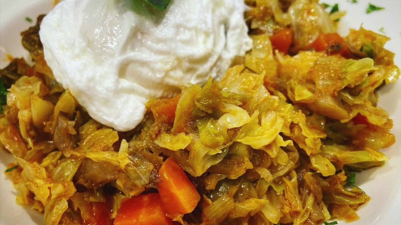 COL GUISADA EN SU JUGO CON GIRGOLAS - YouTube