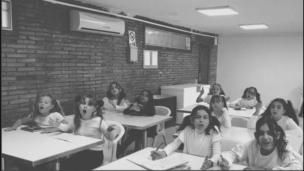 PROFESORA INVISIBLE /INVISIBLE TEACHER - YouTube