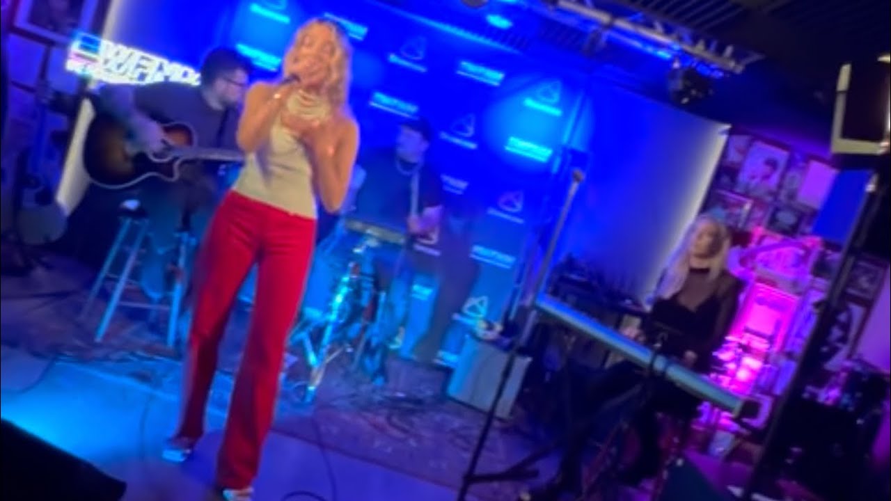 Maryon King - "Strangers" (Live) at WFNM - YouTube