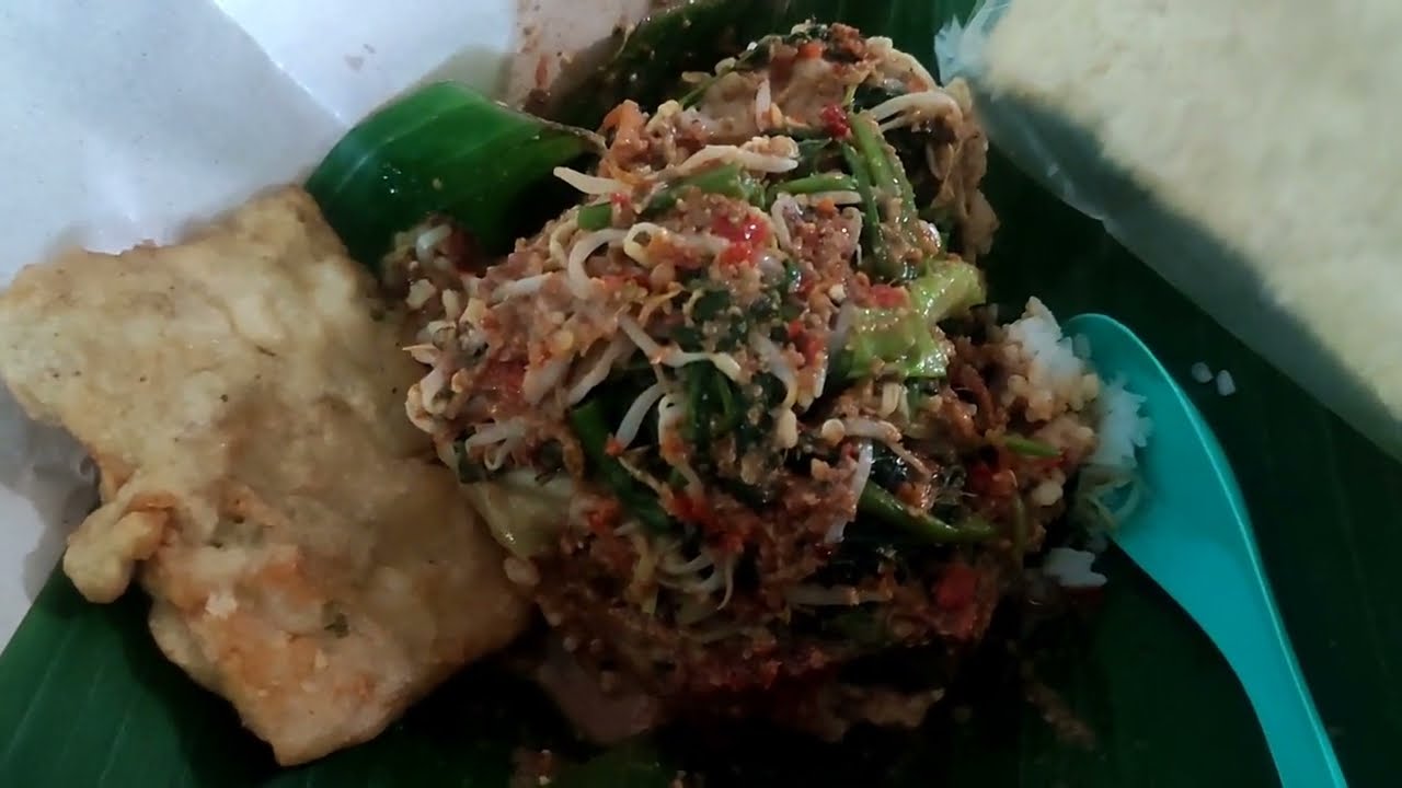 MAKAN NASI PECEL KRUPUK PULI WUUEEENAK - YouTube