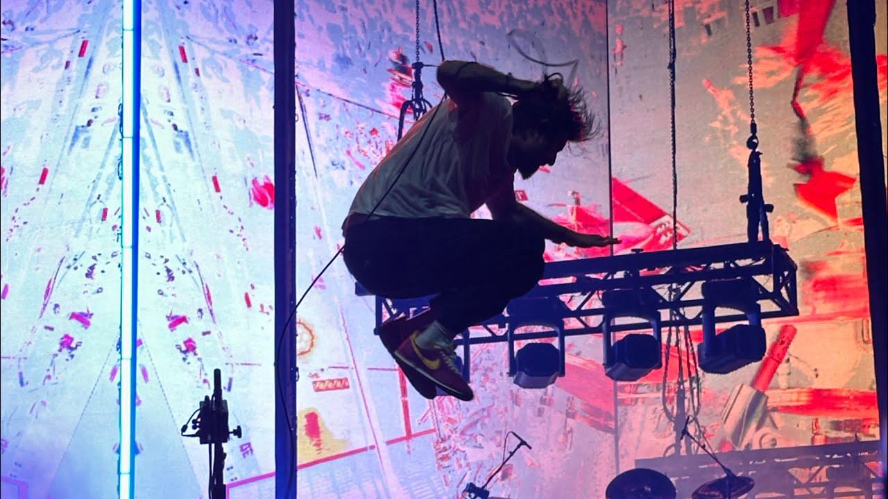Deftones - Minerva (Live in Sacramento) - YouTube