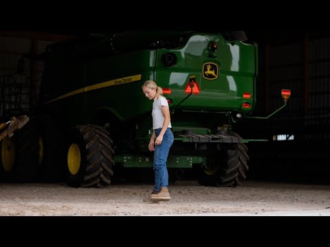 Harvesting our worst field of corn, Day 28 of Harvest - YouTube