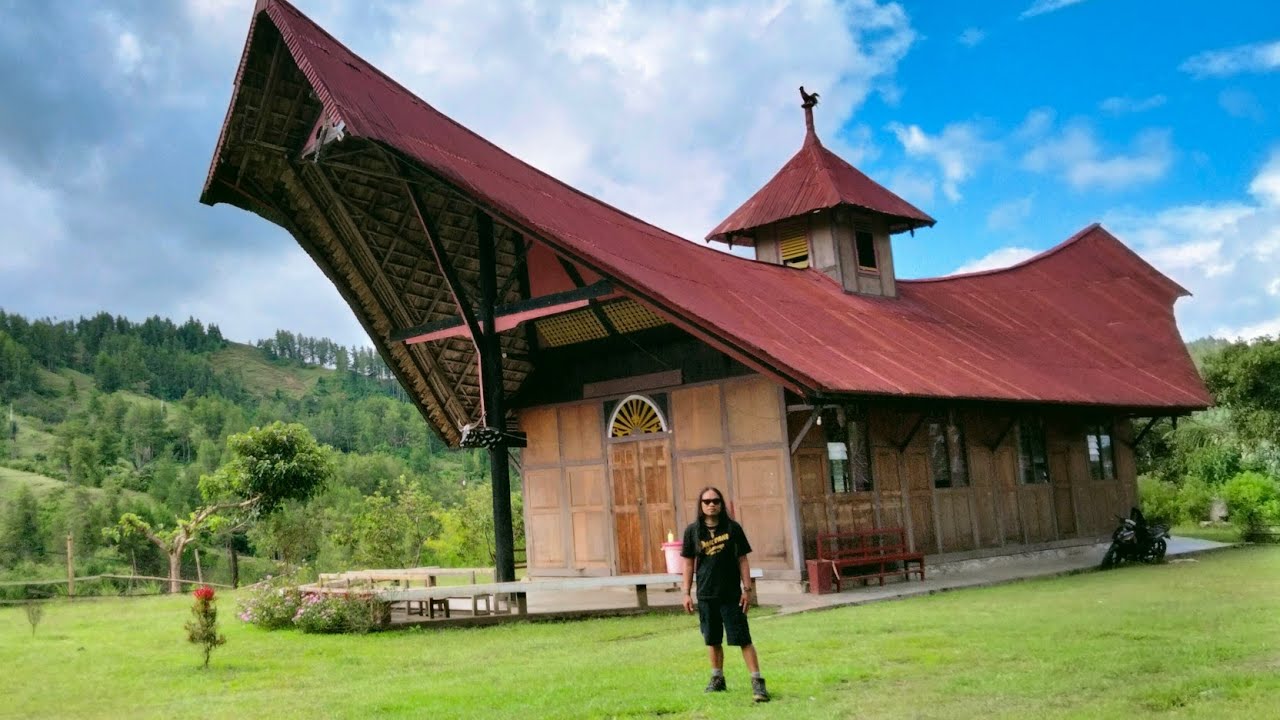 Gereja tua simbuang tana toraja - YouTube
