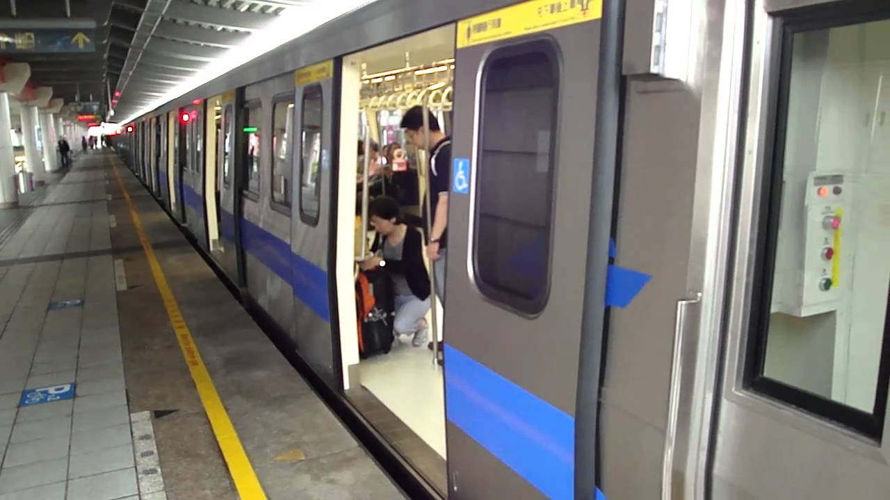 台北捷運 C371(423-424)進出站 - YouTube