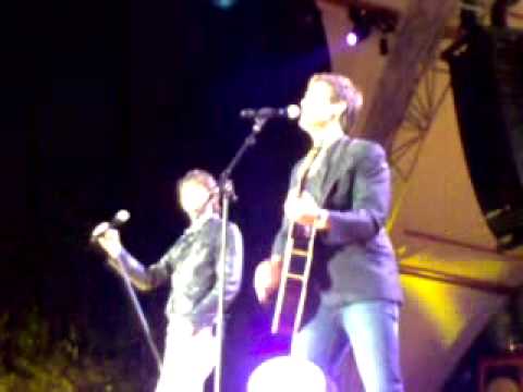 Nick en Simon zingen 'De Soldaat' in de Efteling - YouTube