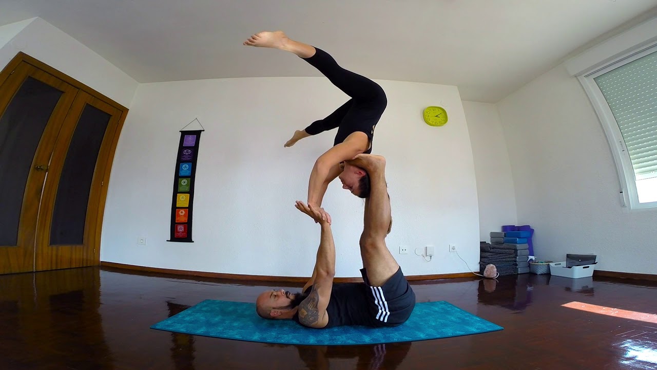 AcroYoga Transiciones "STAR TO STRADDLE BAT" - YouTube