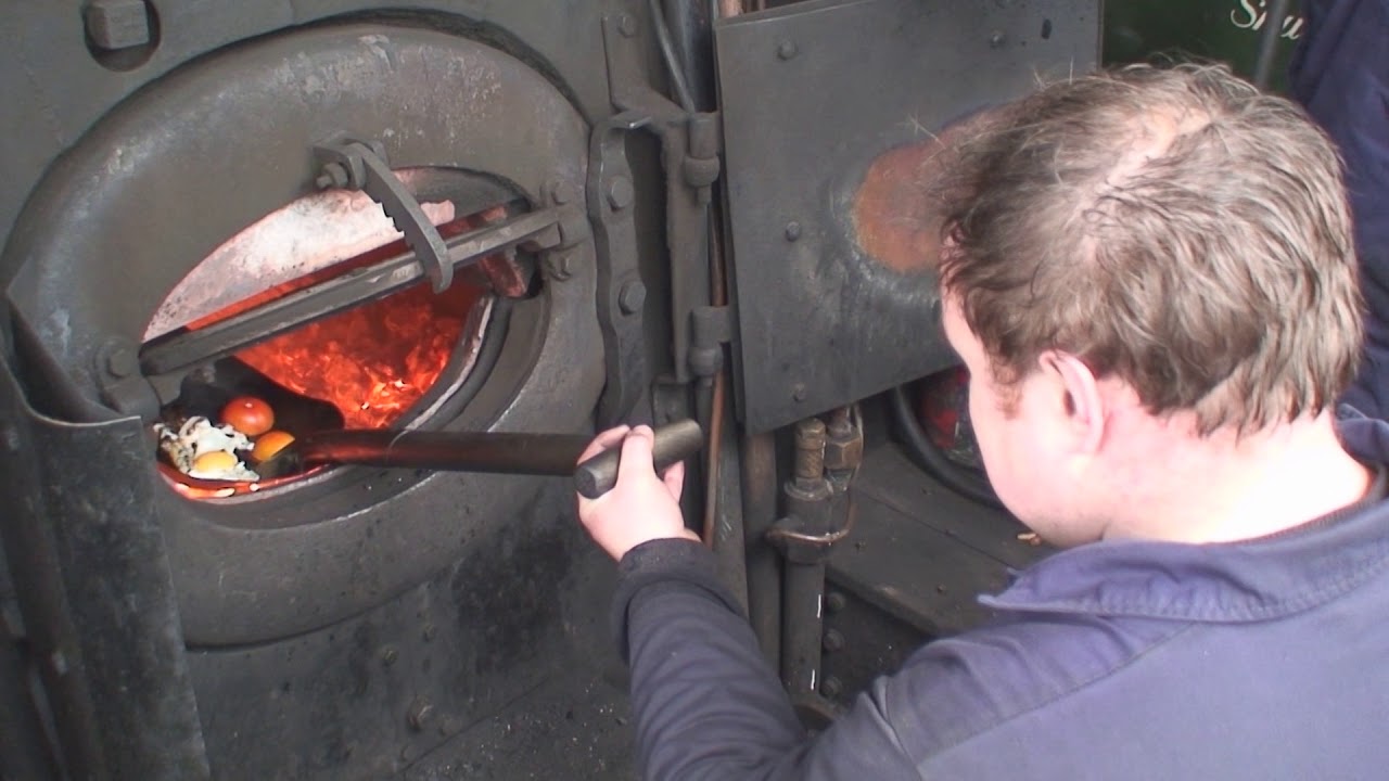 Breakfast on the LNER V2 No. 4771 'Green Arrow' - April 2008 - YouTube
