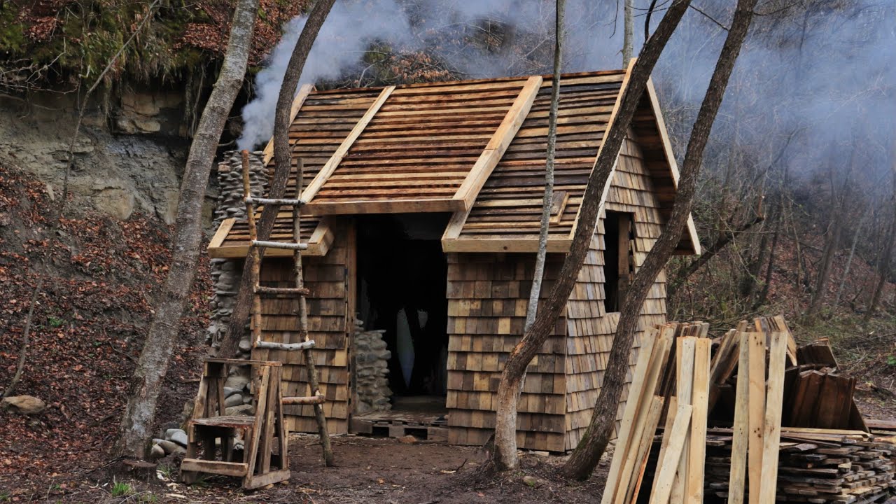 Do-it-yourself pallet house. The facade is made of boards - YouTube