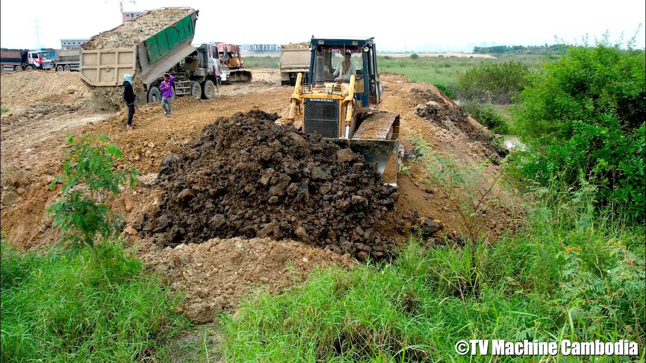 Inteligencia techniques driver skill with dozer pushing soil and dump ...