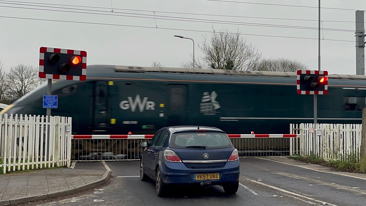 Trains passing Thatcham Level Crossing, Berkshire - YouTube