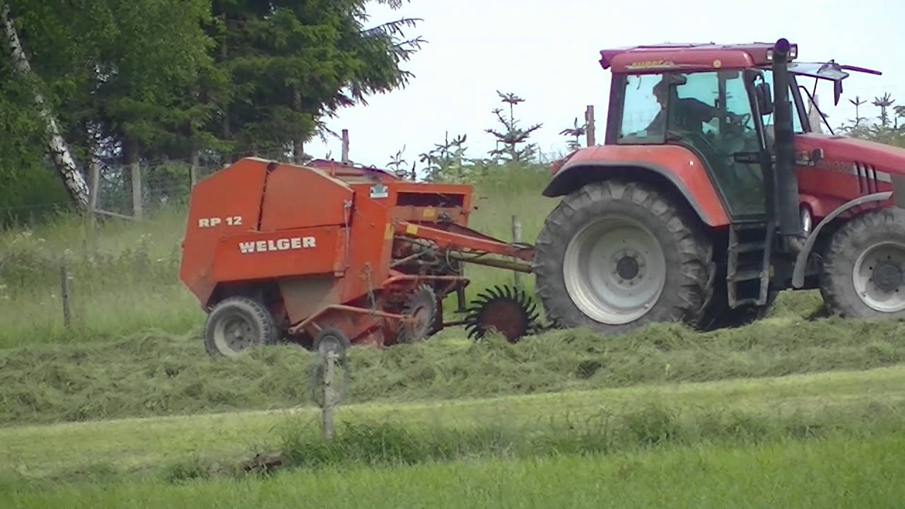 Rundballen Presse Welger RP12 CASE IHC Traktor Heuernte im in Sauerland ...