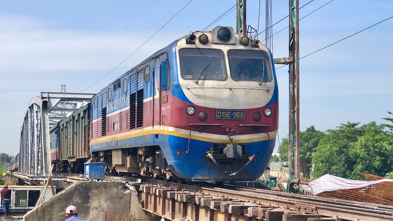 [09/12/2022] CẬN CẢNH đoàn tàu khách SSE22 giảm tốc qua cầu GÒ DƯA ...