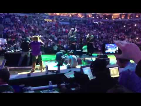Vanilla Ice Milwaukee bucks halftime show - YouTube