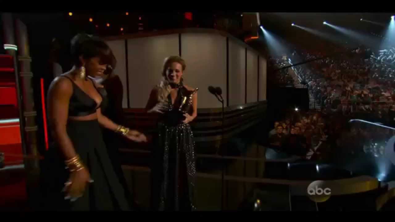 Carrie Underwood Milestone Award - YouTube
