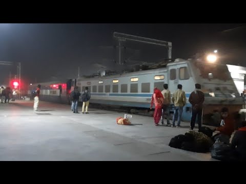 Rajgir-New Delhi Shramjeevi Express Arriving Lucknow Charbagh Railway ...
