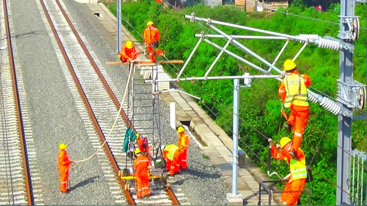 Pasukan Orange Lakukan Jumper Paralel Pada Catenary Wire & Contact Wire ...