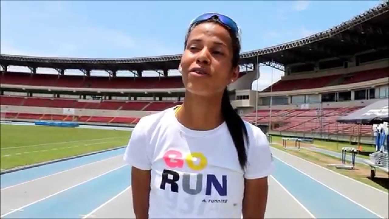 Andrea Ferris conversa con BirriaPanama.com - YouTube