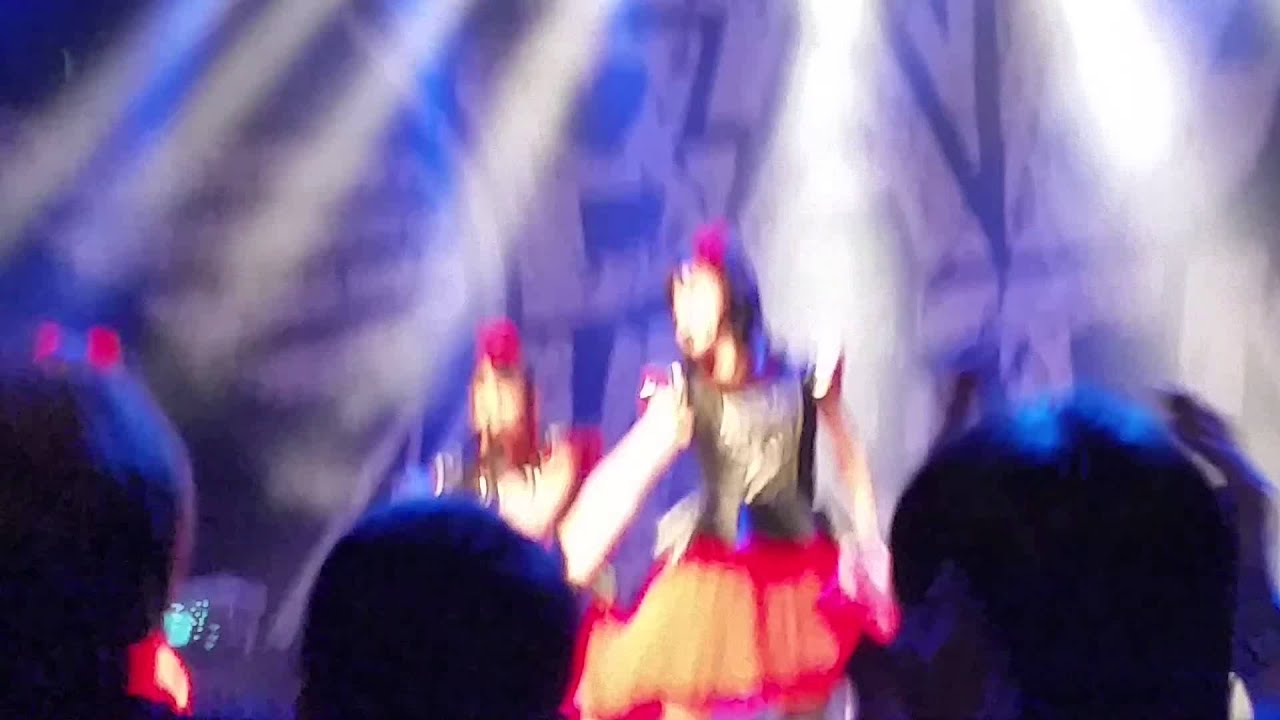 Crowd sat down during IDZ Babymetal live in zurich - YouTube