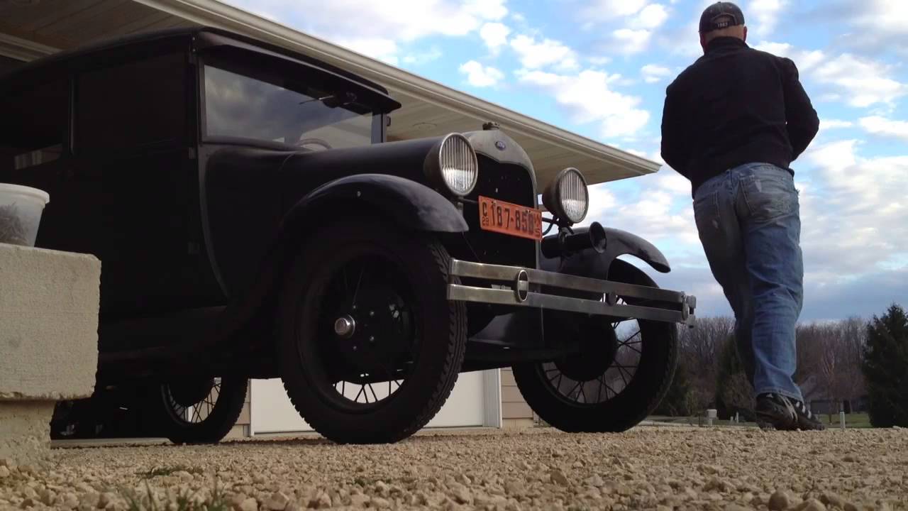 Hand cranking a '28 Model A Ford - YouTube
