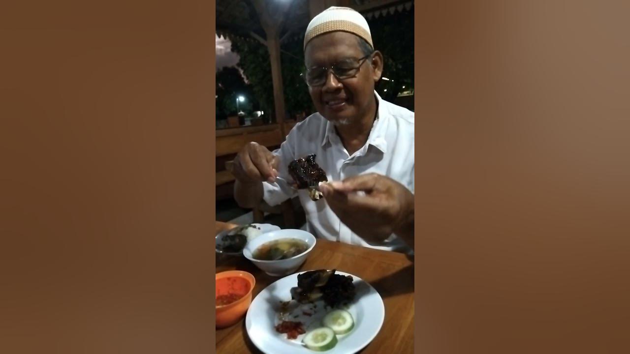 Soop Iga Kedai Pitu, Kretek - YouTube