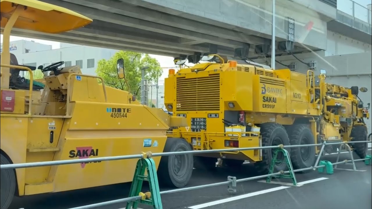 SAKAI タイヤローラーと路面切削機 ER555F TZ704 酒井重工業 - YouTube
