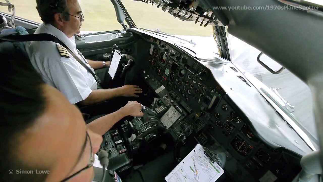 Cockpit video - Boeing 737-200 - landing at Cancun Airport, Mexico ...