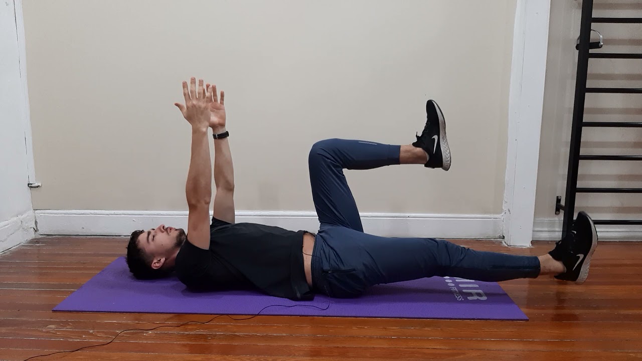 Dead bug con extensión de piernas - YouTube