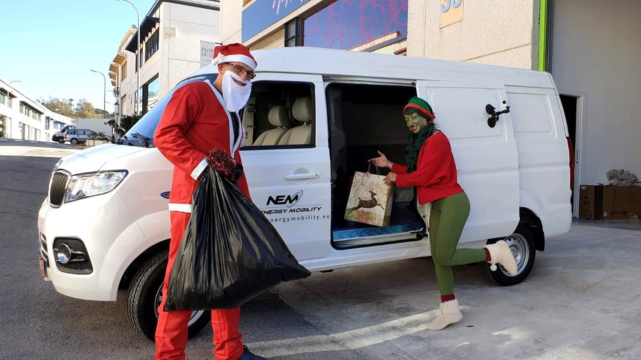Delivering Christmas presents with Santa in this all-electric Chinese ...