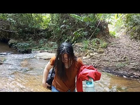 mandi dihutan pedalaman Kalimantan bersama gadis dan bujang dayak
