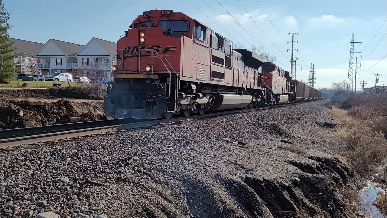 BNSF 9250 leads E NMANAM at Reavis Road in Affton, MO (12/19/2021) - YouTube