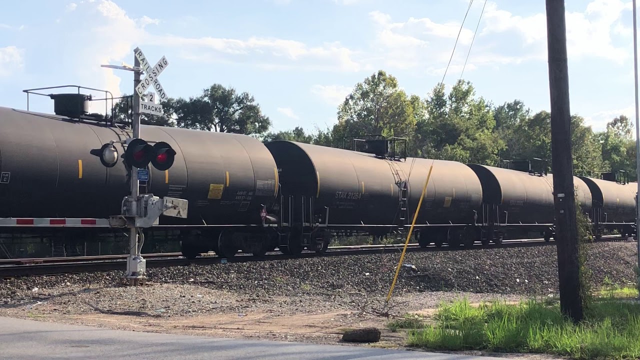 BNSF 6752 leads empty tankers EB through Conroe, TX 9-29-19 - YouTube